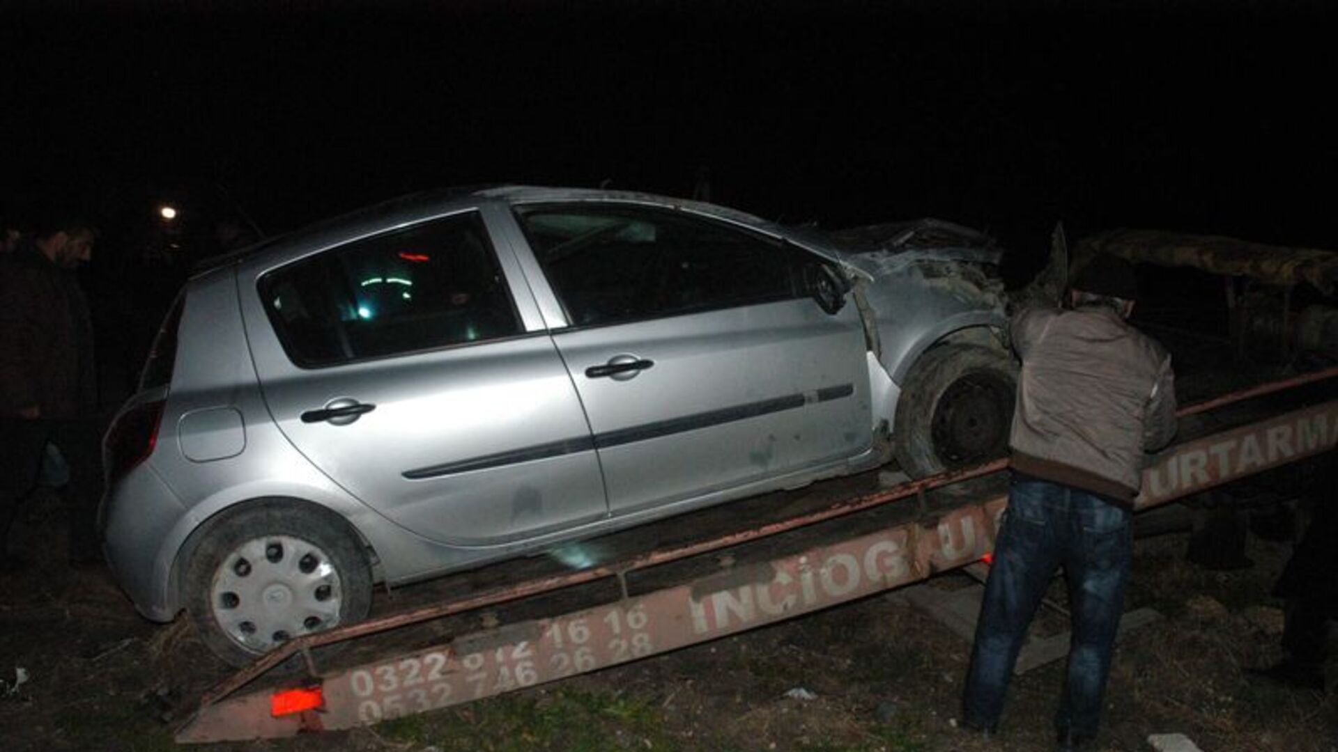 Polis aracı şarampole uçtu 2 yaralı
