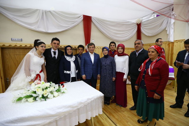 Başbakan Davutoğlu Varto'da 'kız tarafı' oldu, top koşturdu