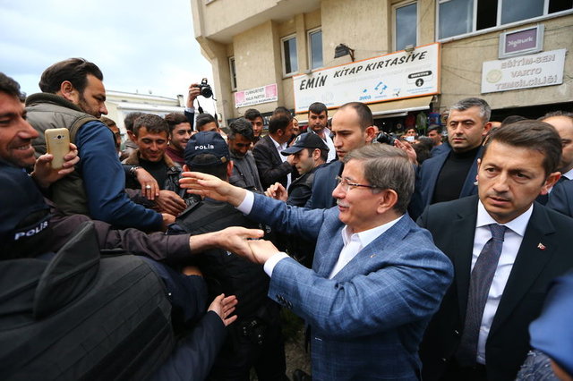 Başbakan Davutoğlu Varto'da 'kız tarafı' oldu, top koşturdu