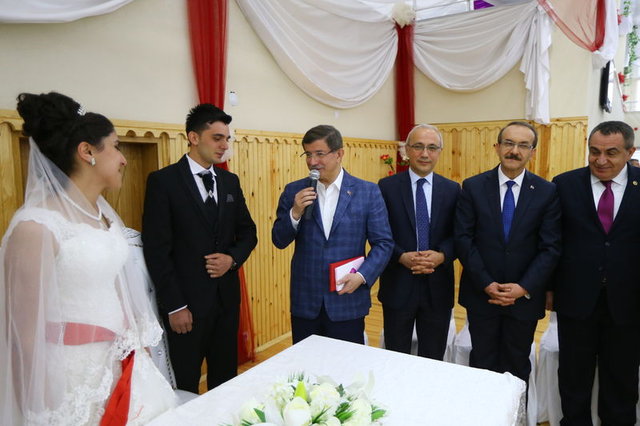 Başbakan Davutoğlu Varto'da 'kız tarafı' oldu, top koşturdu