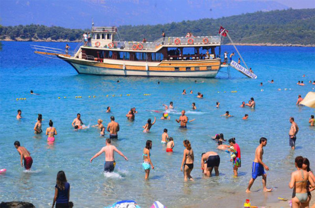 İncekum Plajı turistlerin akınına uğruyor