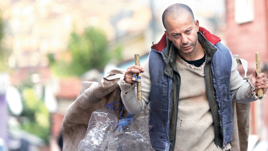 ‘Çukur’un ‘Aliço’su Rıza Kocaoğlu, tiyatro sahnesinde | Magazin Haberleri