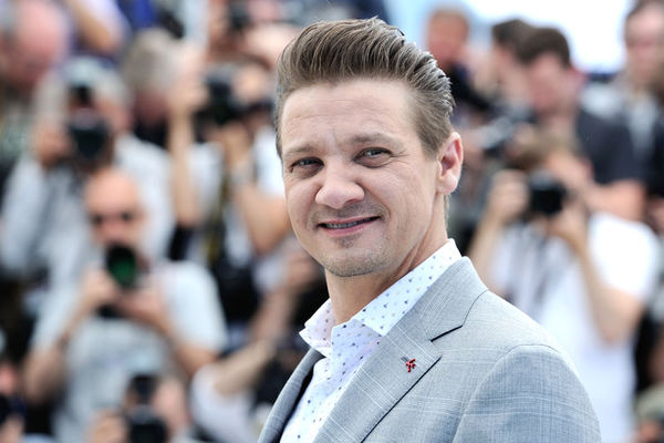 Jeremy Renner Spawn kadrosunda