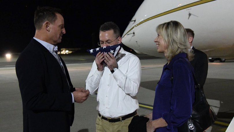 Rahip Brunson, Almanya'da ABD bayrağını öptü