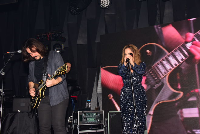 Sertap Erener söyledi, eşi Emre Kula gitarıyla eşlik etti - Magazin ...