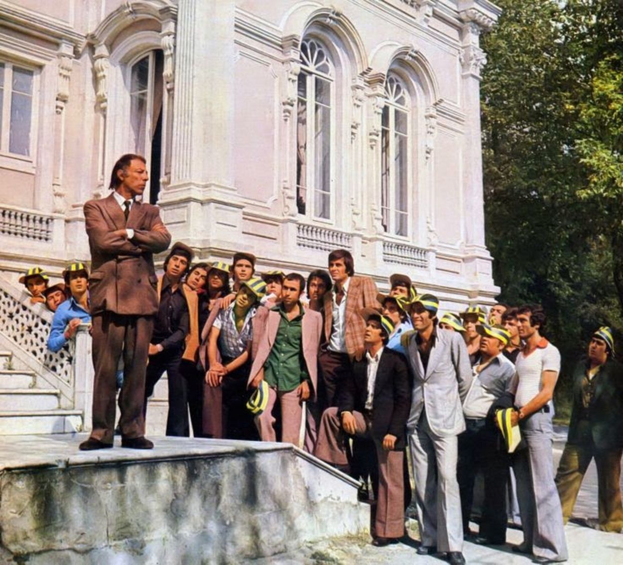 'Hababam Sınıfı Yeniden', o merdivende bir araya geldi | Kültür-Sanat ...