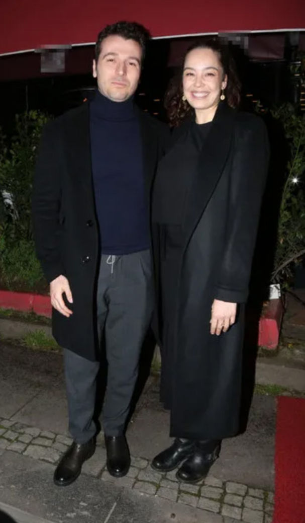 Azra Akın'dan eşi Atakan Koru ve oğlu Demir ile bayram pozu - Magazin ...