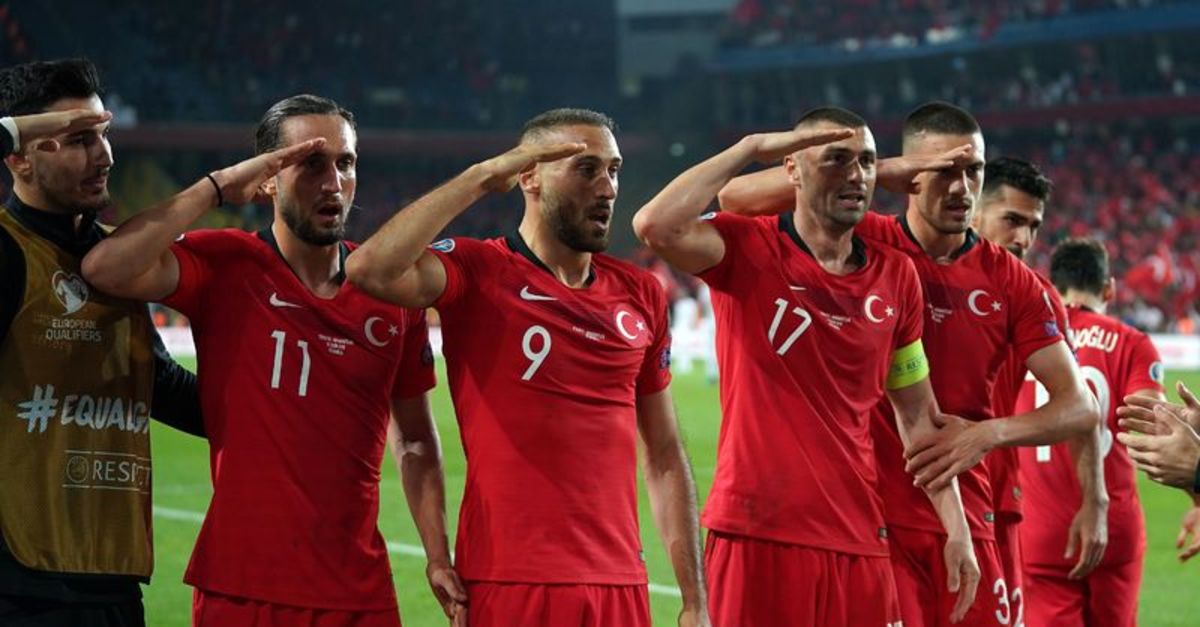 Millilerden golden sonra asker selamı - Futbol Haberleri
