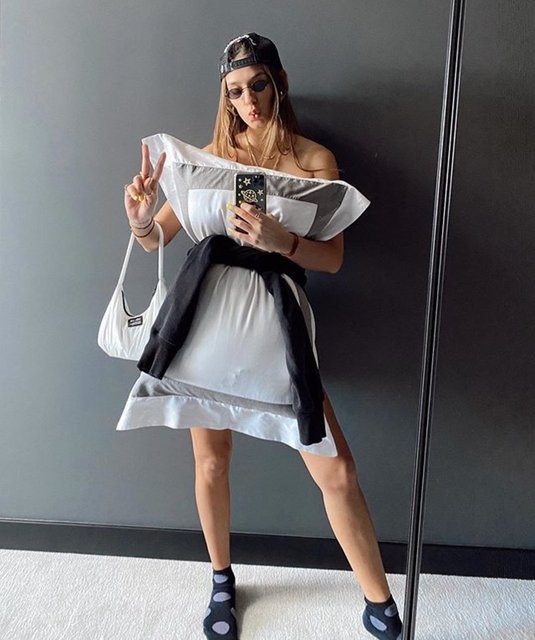 Ünlüler akıma uyup yastık ve kemerle poz verdiler!