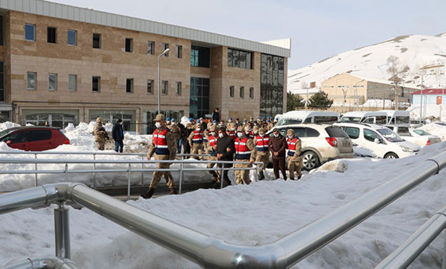 Bitlis'te PKK'lı teröristlere ait yaşam malzemesi ele geçirildi