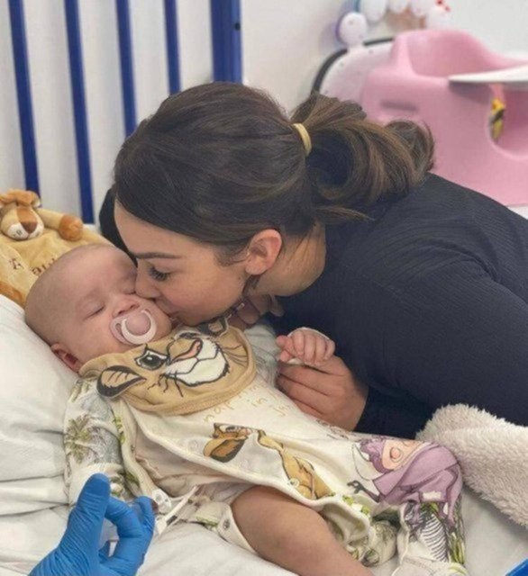 Azaylia Diamond Cain'in birinci yaş günü mezarı başında kutlandı ...