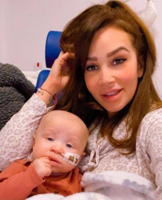 Azaylia Diamond Cain'in birinci yaş günü mezarı başında kutlandı ...