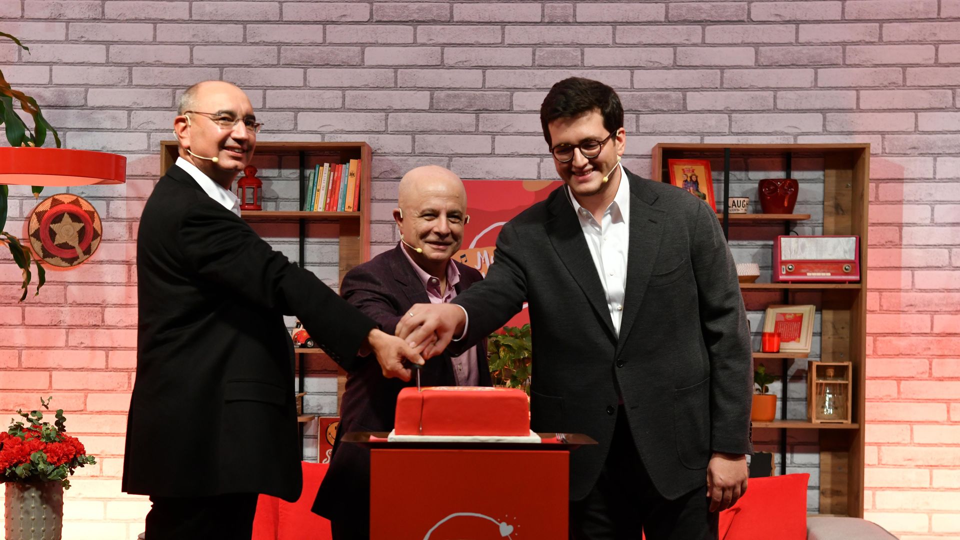 Mutluluğa 52 milyon adım | Magazin Hattı