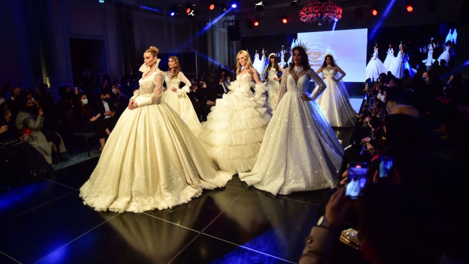 Trend gelinlikler defilede! | Magazin Hattı