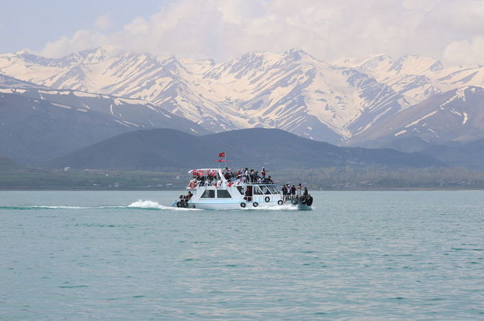 Akdamar Adası 'Badem Çiçeği Festivali'ne ev sahipliği yaptı