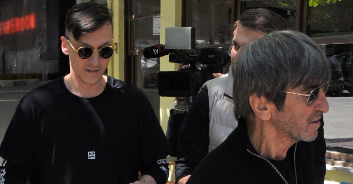 Mesut Özil ile Rıdvan Dilmen'in kahve molası