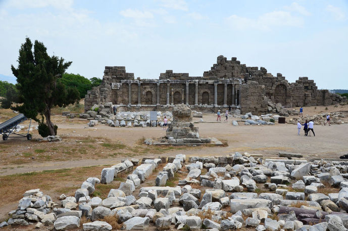 Side Antik Kenti'nde yeni eserler gün yüzüne çıkarılıyor