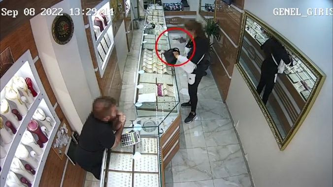 Koluna, boynuna altınları taktı! Para yerine silah çıkardı! - Son ...
