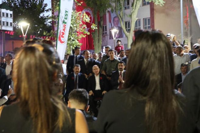 Bakan Soylu’ya ‘Suruç’ isimli yarış atı hediye edildi