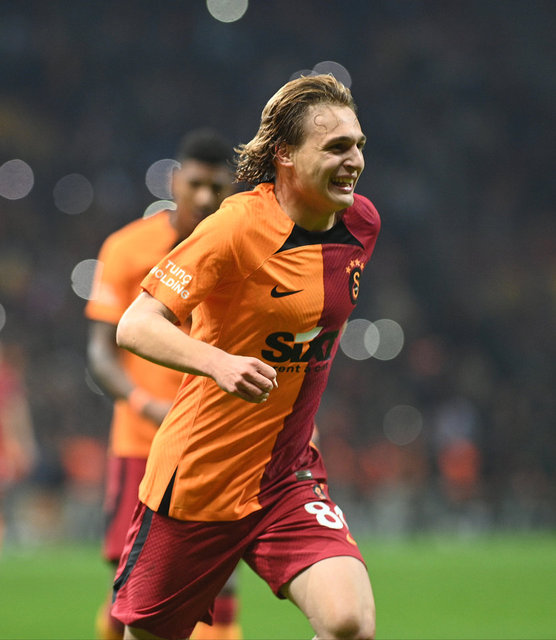 Galatasaray'da tarihi gece! Hamza Akman golle tanıştı ve ...