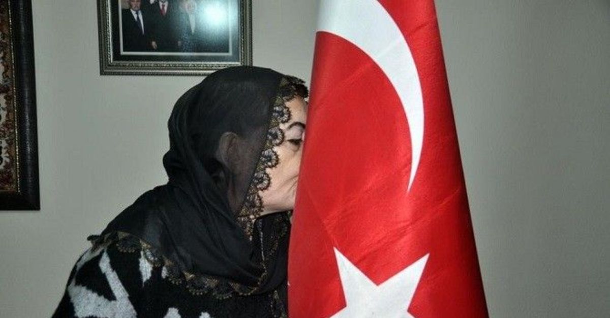 37 yıl boyunca bayrak nöbeti tutan Türkiye’nin ilk kadın güvenlik ...