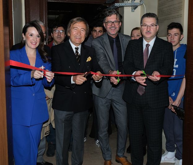 Erol Evgin'in adı okuduğu sınıfa verildi - Magazin haberleri