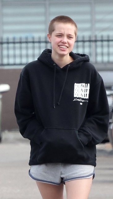 Angelina Jolie ile Brad Pitt'in kızı Shiloh saçlarını kestirdi ...