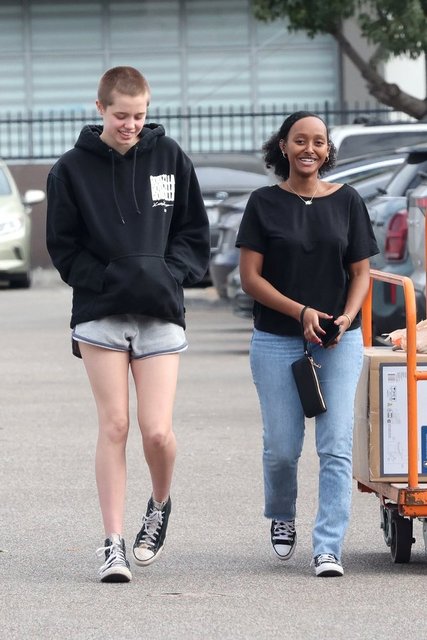 Angelina Jolie ile Brad Pitt'in kızı Shiloh saçlarını kestirdi ...