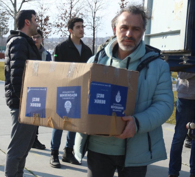 Ünlüler yardıma devam ediyor! Serdar Orçin ve Ece Dizdar... - Deprem ...