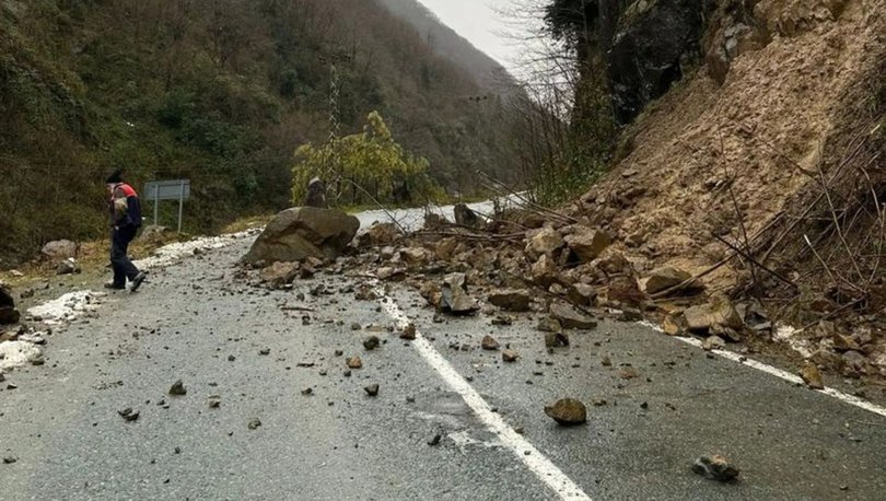 Artvin’de heyelan anı kameralara yansıdı