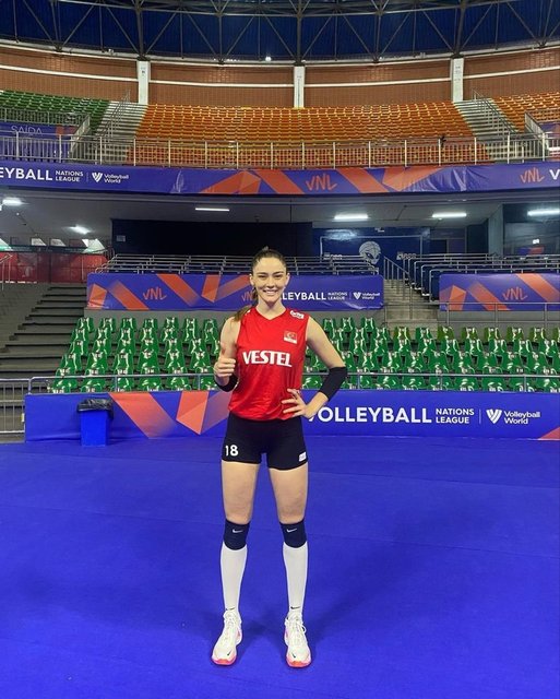 Zehra Güneş’ten iç ısıtan pozlar! Milli voleybolcu son paylaşımlarıyla ...