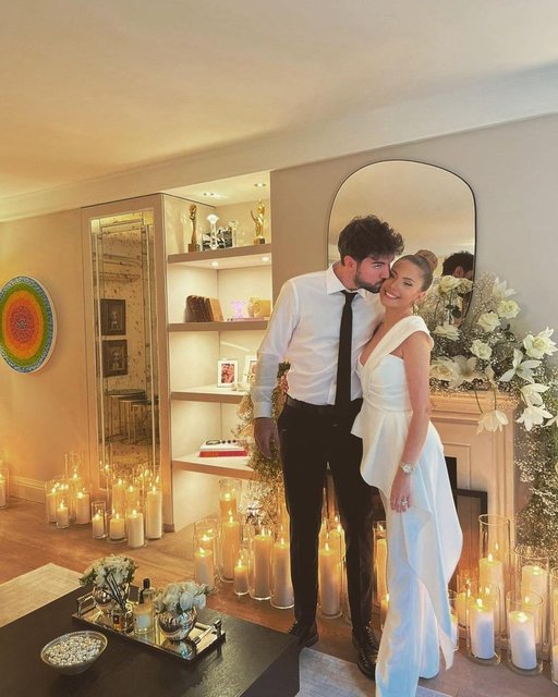 Eda Ece nişan kombiniyle büyüledi! Kıyafetinin fiyatı ise dudak uçuklattı!