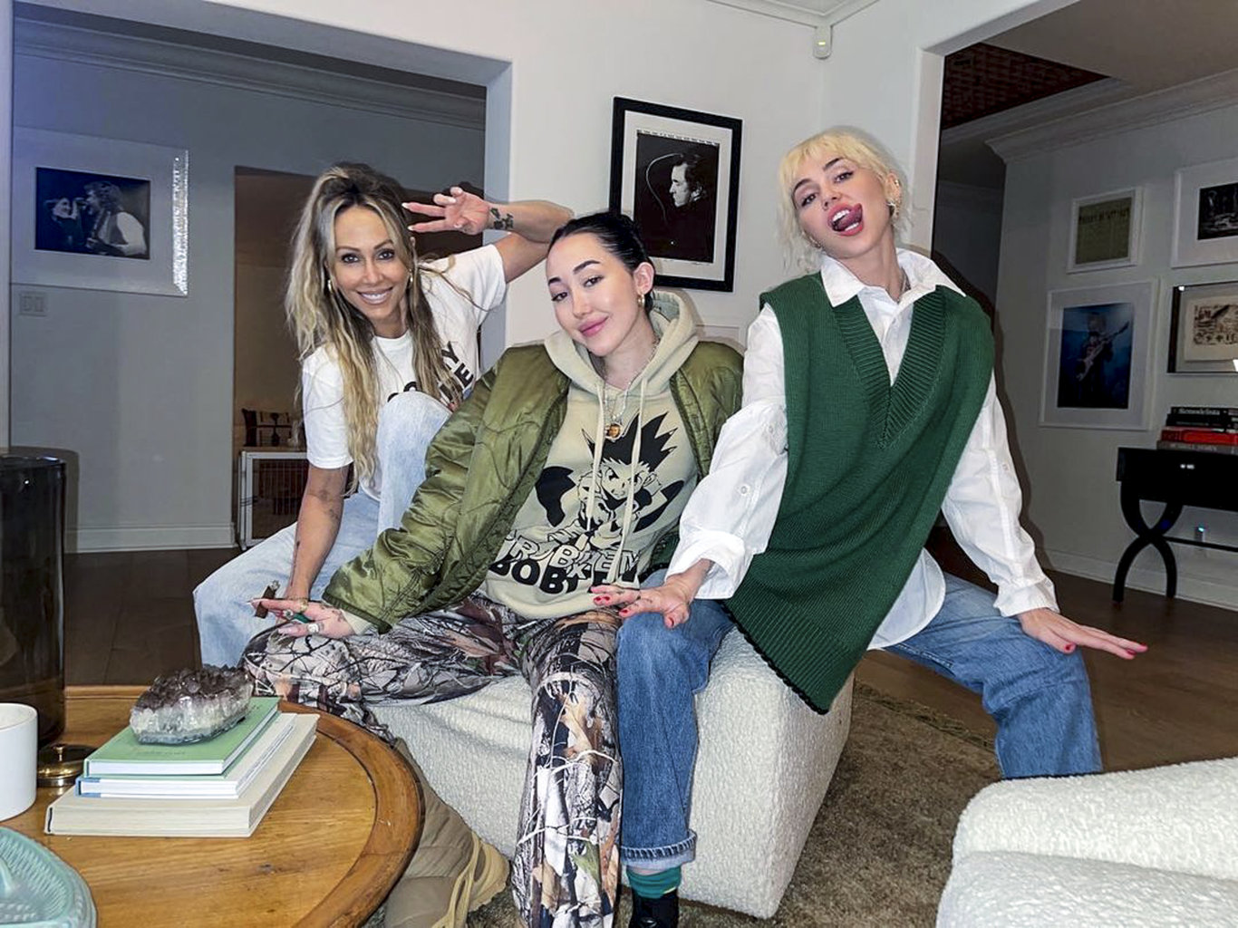 Miley Cyrus’un annesi Tish Cyrus, 'Prison Break'in yıldızı Dominic ... Miley Cyrus’un annesi Tish Cyrus, 'Prison Break'in yıldızı Dominic ...