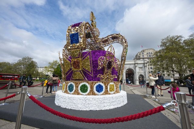 Londra'da dev kraliyet tacı ilgi görüyor