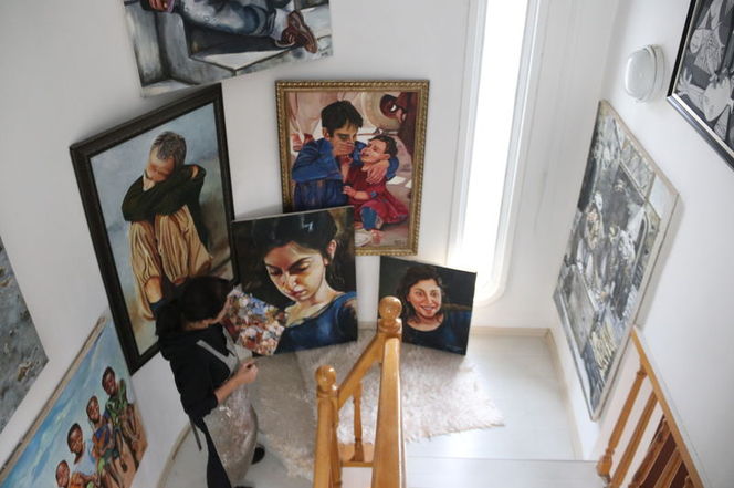 Diyarbakır'da ev hanımı ressam evini adeta sanat galerisine dönüştürdü