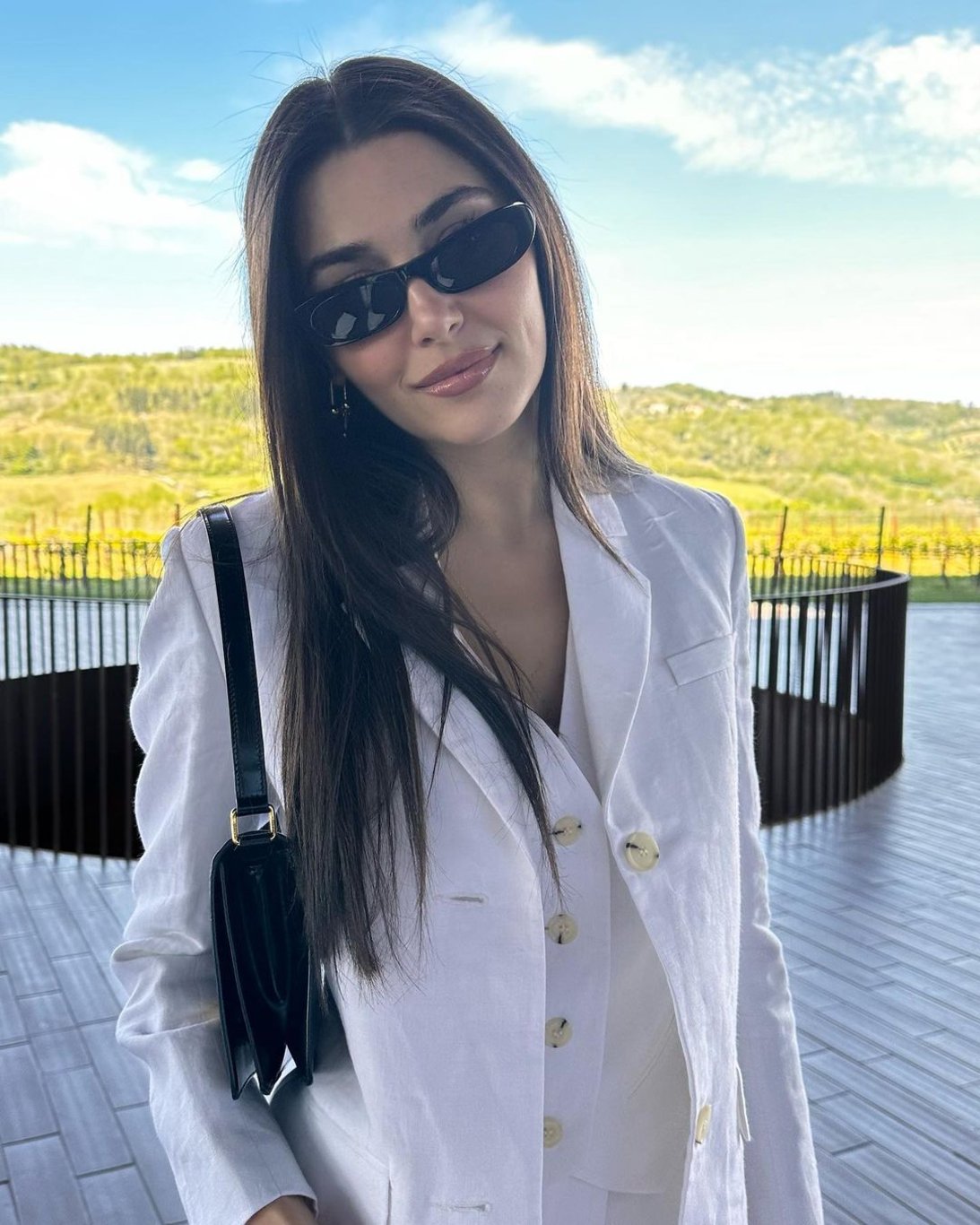 Hande Erçel Mayolu Pozunu Paylaştı Ünlü Oyuncuya Sevenlerinden Beğeni