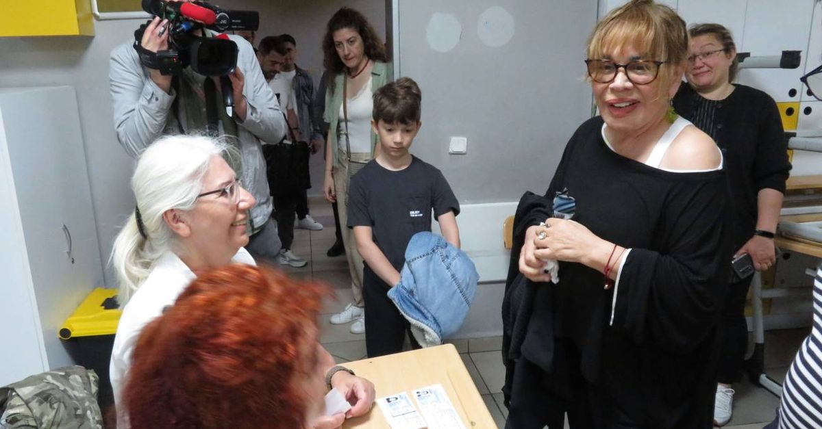 Sezen Aksu'dan seçimde güldüren hareket! Mührü unuttu ve... - 2023 ...