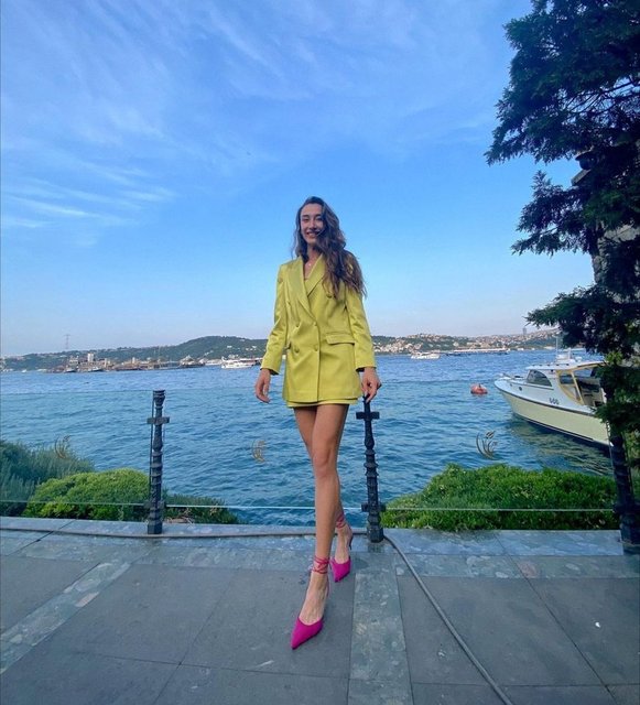 Hande Baladın elbiseli pozlarıyla göz kamaştırdı! Milli voleybolcuya ...