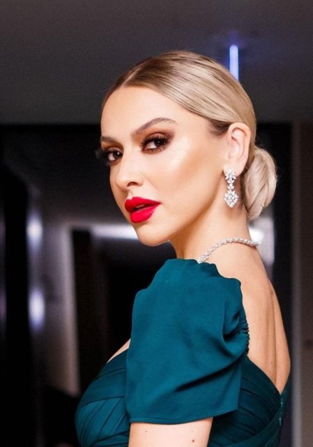 Hadise sırt dekolteli pozlarıyla gündem oldu! İddialı gönderileri ...