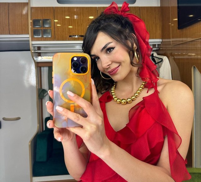 Ebru Şahin kırmızı bikinisiyle poz verdi! Ünlü isme beğeni ve yorum ...