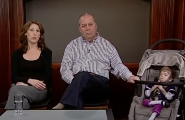 Bir bebek gibi gözüken ama 20 yaşında olan kızın açıklanamayan ilginç ...