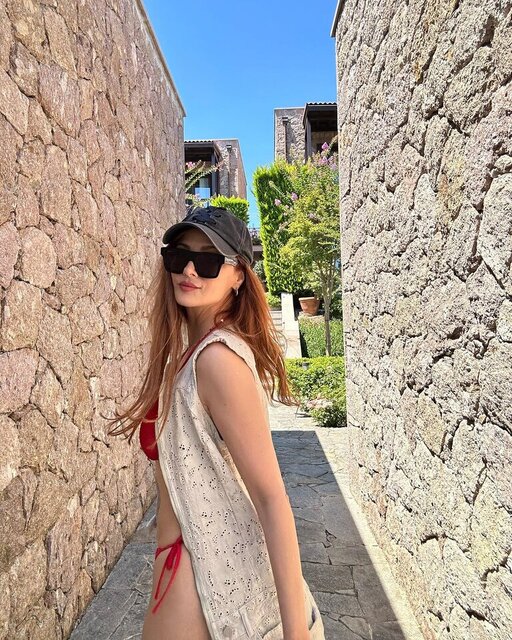 Mine Tugay'dan bikinili pozlar! Ünlü oyuncu düzgün fiziğiyle göz kamaştırdı!