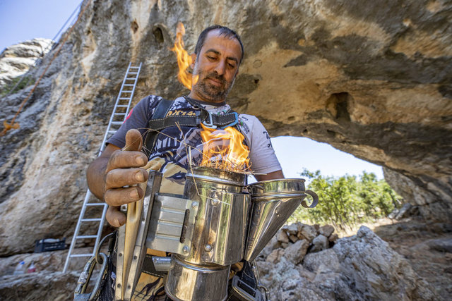 Sarp kayalıklarda yaban arılarının izini sürüyorlar