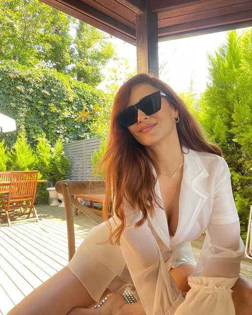 Mine Tugay son pozuyla göz kamaştırdı! Ünlü güzele sevenlerinden beğeni yağdı!