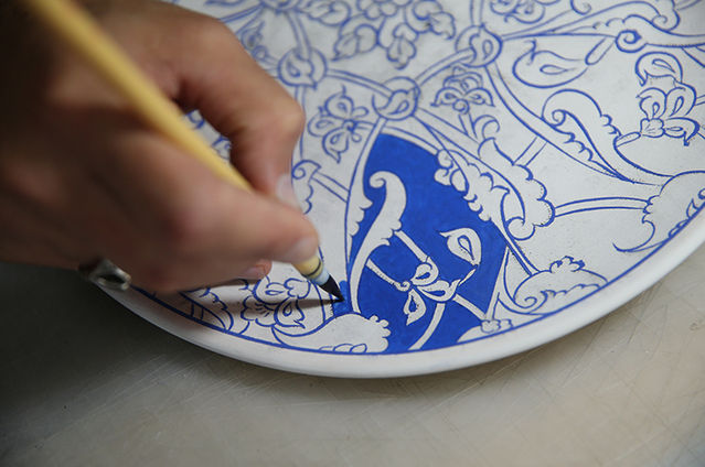 Harun Agah Altay çini sanatını hem icra ediyor hem de öğretiyor