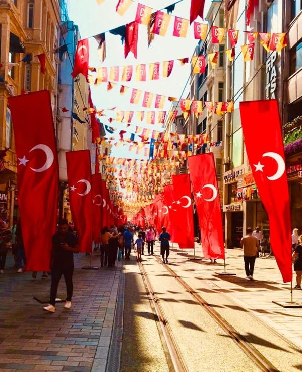 İstiklâl Caddesi bayrak denizi