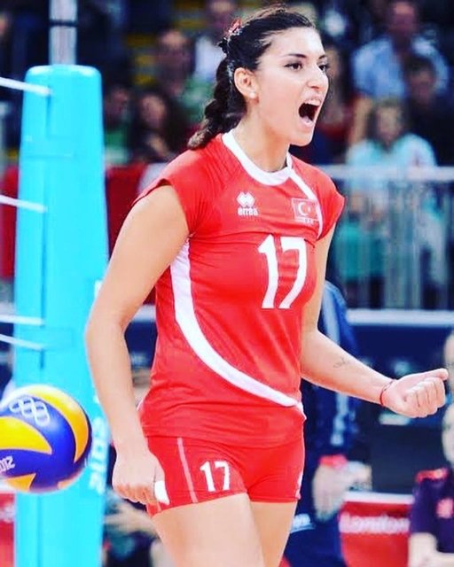 Bir dönemin efsane voleybolcusuydu! Sessiz sedasız boşanan Neslihan Demir yeni sevgilisini ...