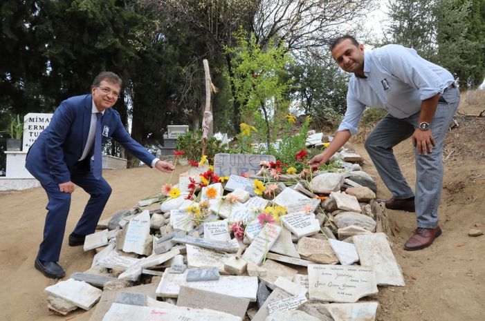Tuncel Kurtiz, 10'uncu yılında kabri başında anıldı - Magazin haberleri