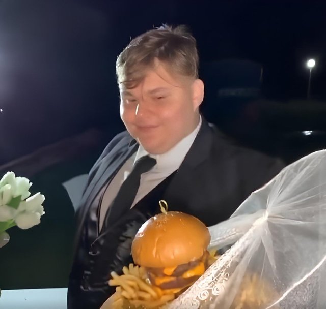 Garip şeylerle evlenen insanlar: Hamburgerle evlenenlerden, yorganla ...