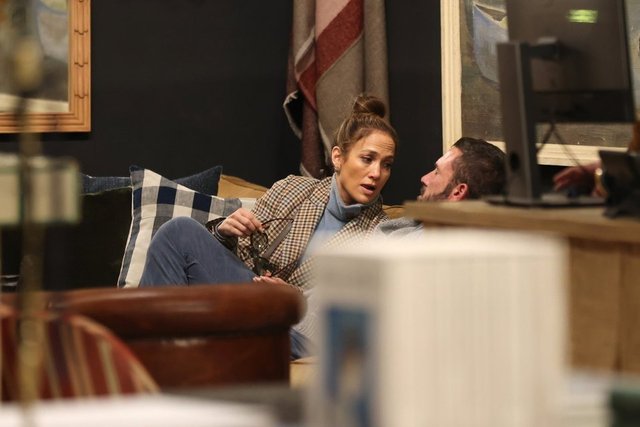 Jennifer Lopez - Ben Affleck çifti kanepe alışverişinde aşka geldi